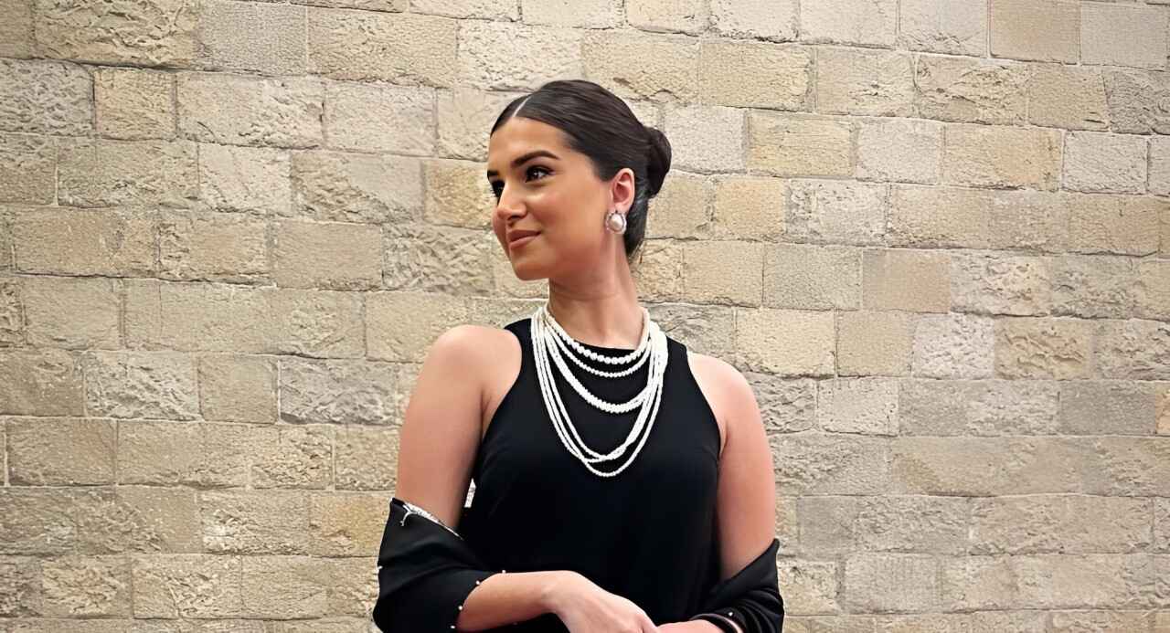 तारा सुतारिया एक इवेंट के लिए अपने खूबसूरत फैशन के साथ रेट्रो लुक में ...